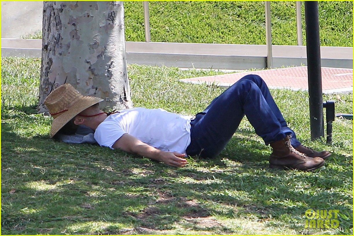 Scott Speedman Eats Lunch By Himself in a Local Park: Photo 3135221 ...