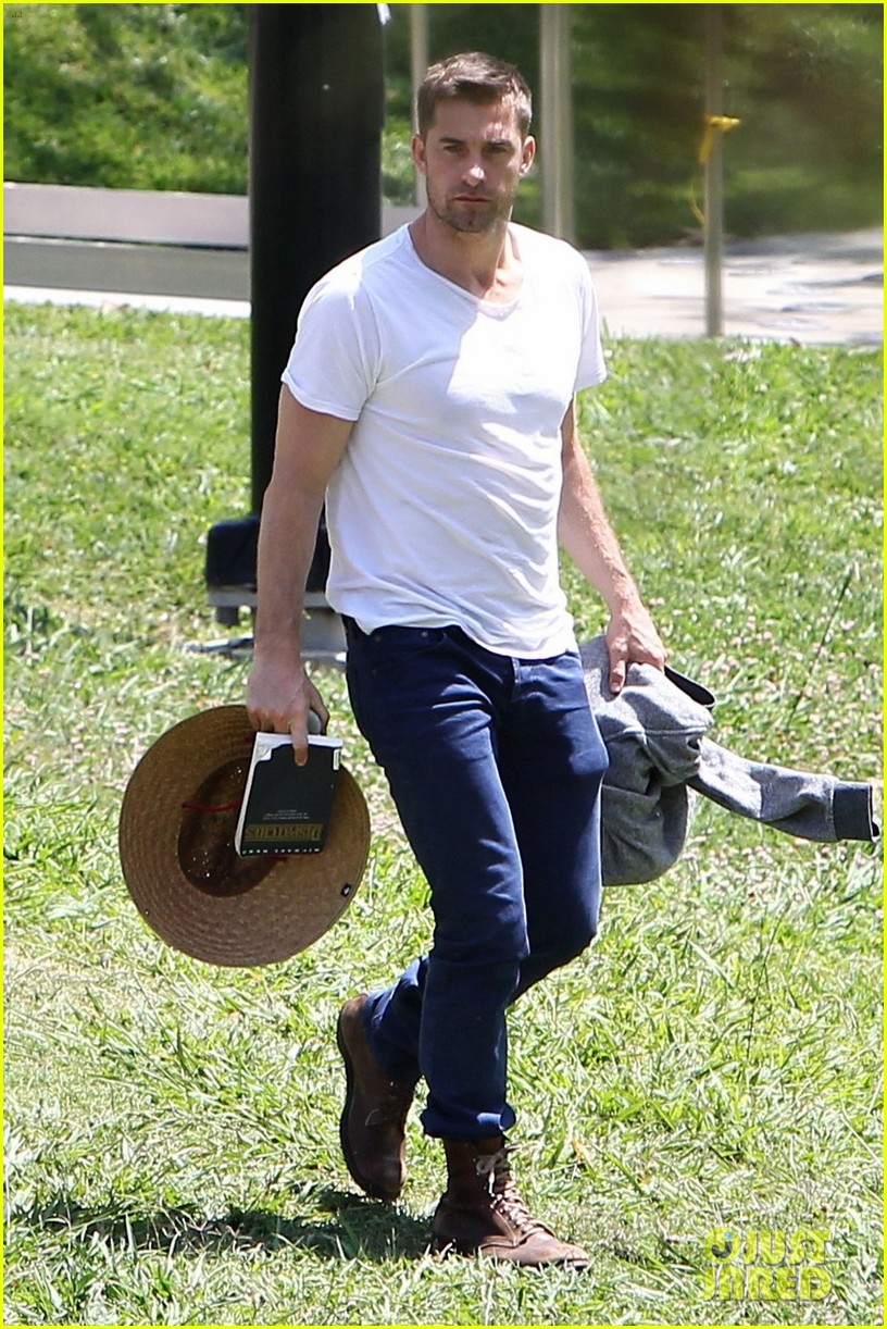 Scott Speedman Eats Lunch By Himself in a Local Park: Photo 3135222 ...