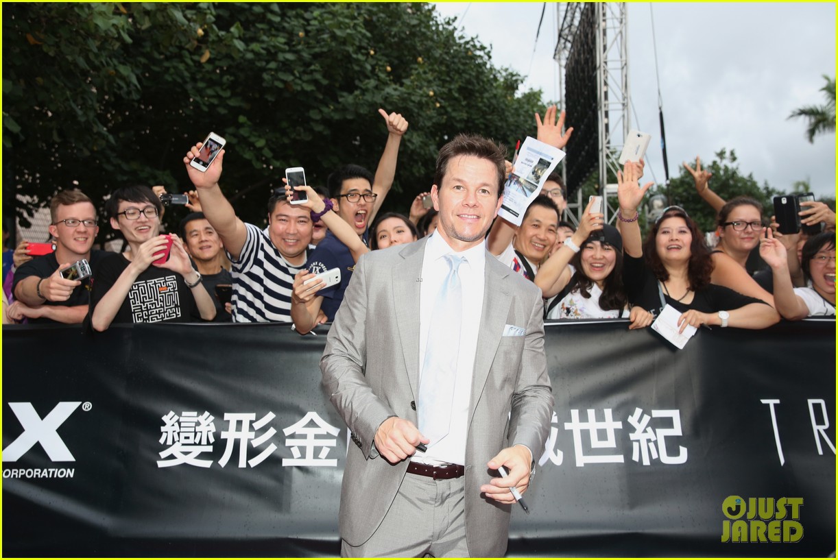 Mark Wahlberg & Jack Reynor Suit Up for 'Transformers 4' Premiere in Hong Kong!: Photo 3138997 ...