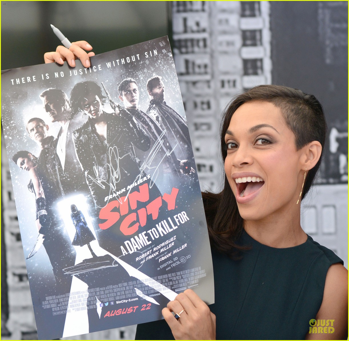 Jessica Alba & Rosario Dawson Heat Up at Comic-Con Autograph Signing ...