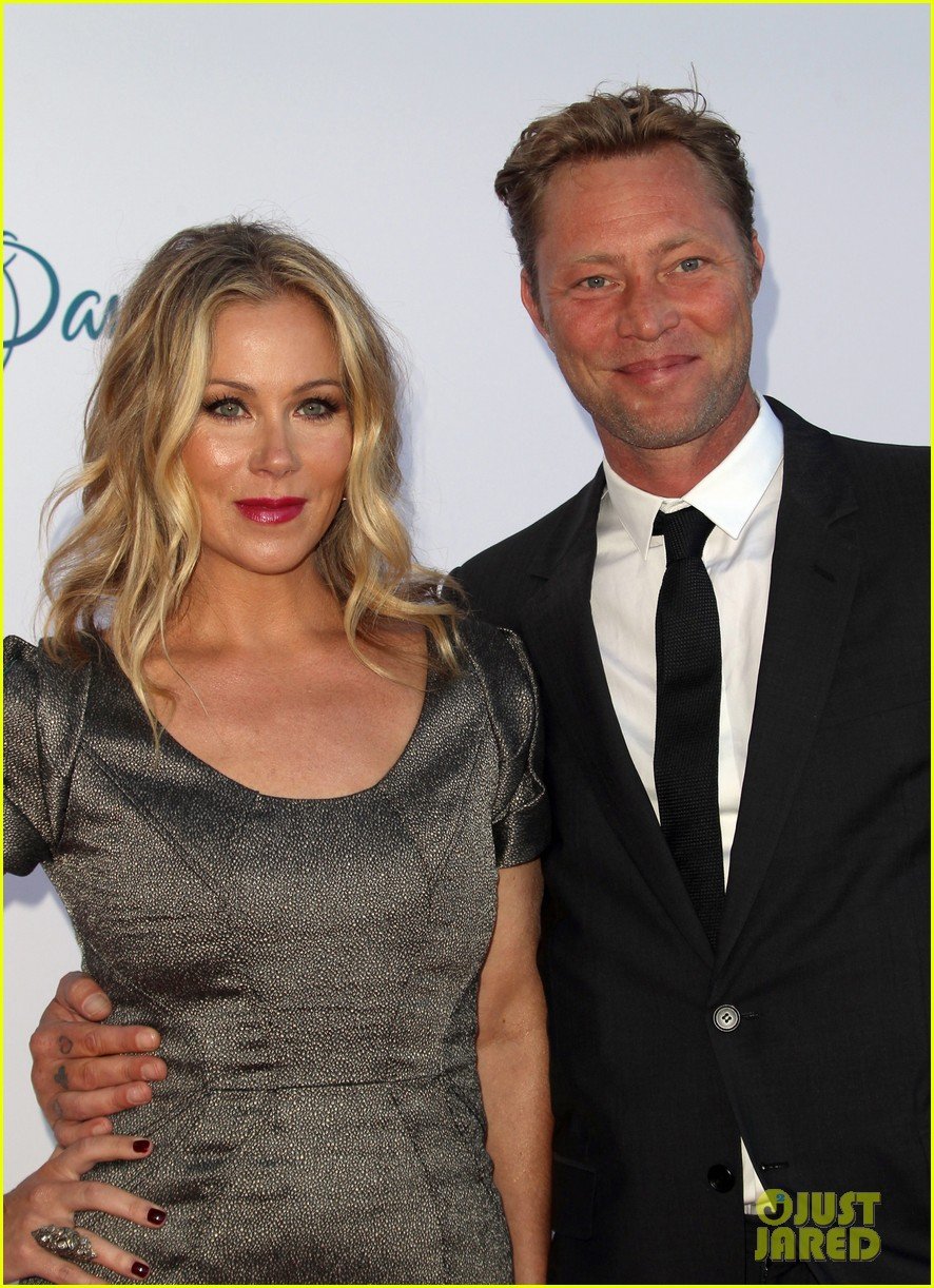 Christina Applegate & Sarah Hyland Get All Dressed Up for Dizzy Feet ...