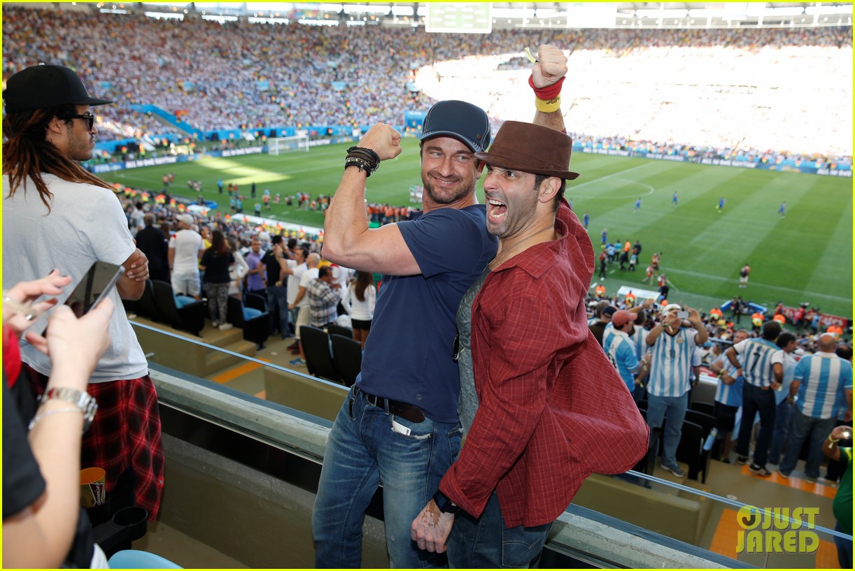 Gerard Butler Flexes His Huge Bicep, Hangs with Rihanna at World Cup ...