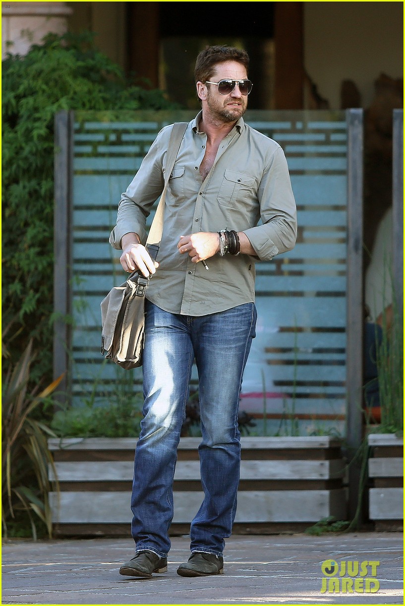 Gerard Butler Keeps His Clothes the Same Two Days in a Row: Photo ...