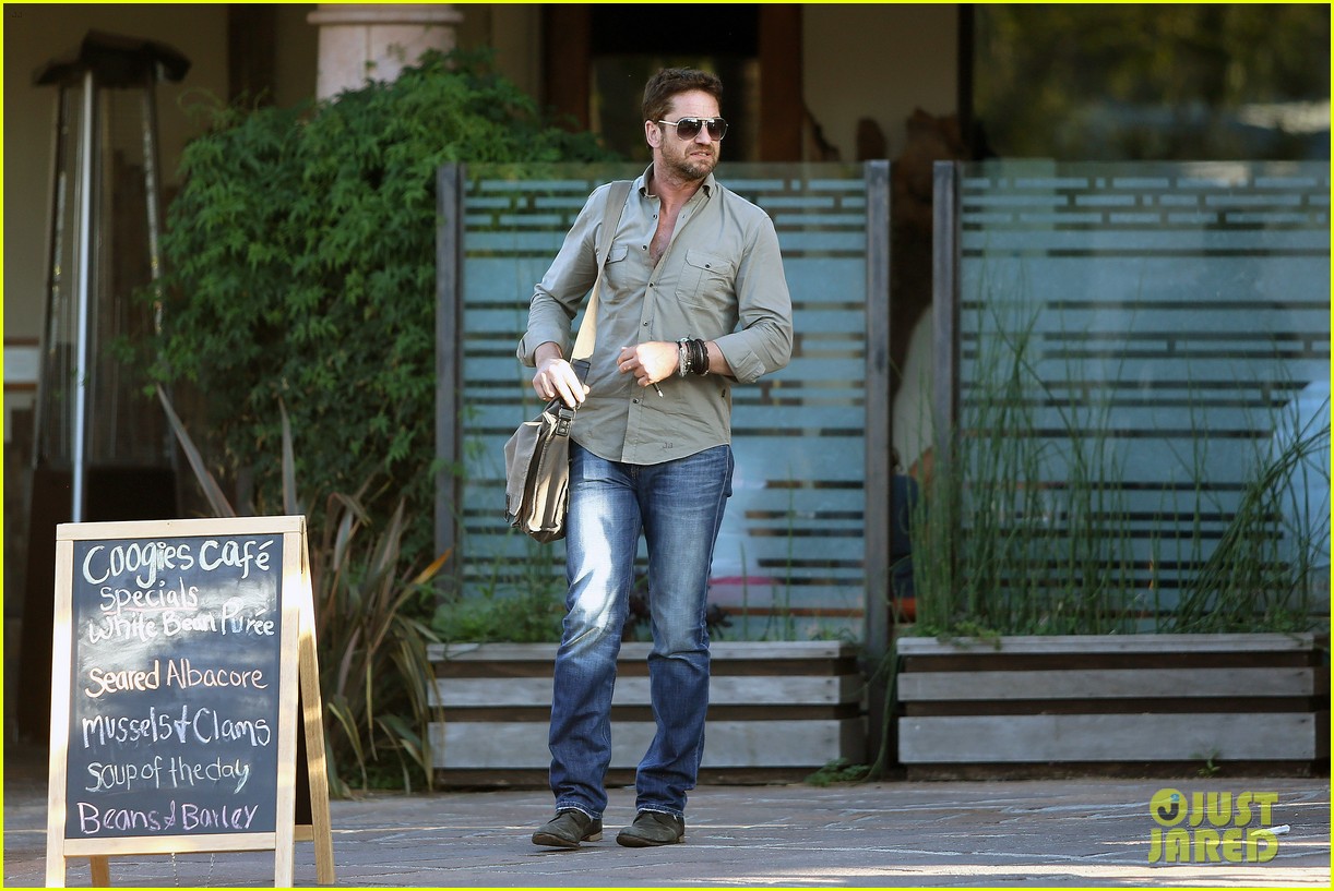 Gerard Butler Keeps His Clothes the Same Two Days in a Row: Photo ...