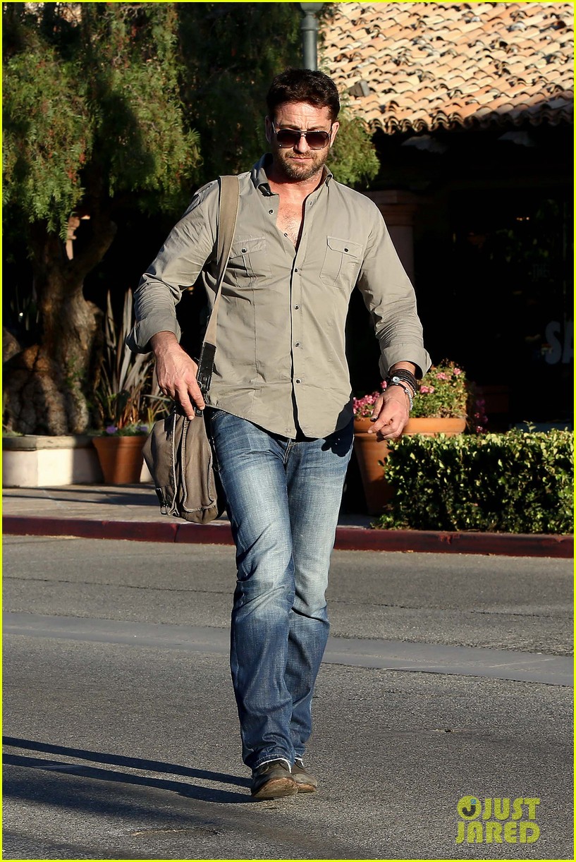 Gerard Butler Keeps His Clothes the Same Two Days in a Row: Photo ...