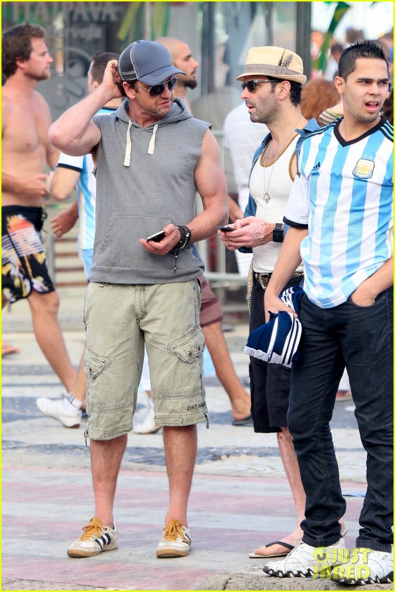 Gerard Butler Strolls Along the Beach in a Sleeveless Top: Photo 3152502 | Gerard Butler Photos ...
