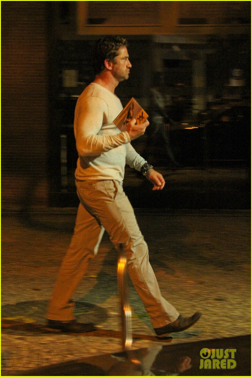 Gerard Butler Can't Get Enough of This Medieval Knight & Dragon Statue ...