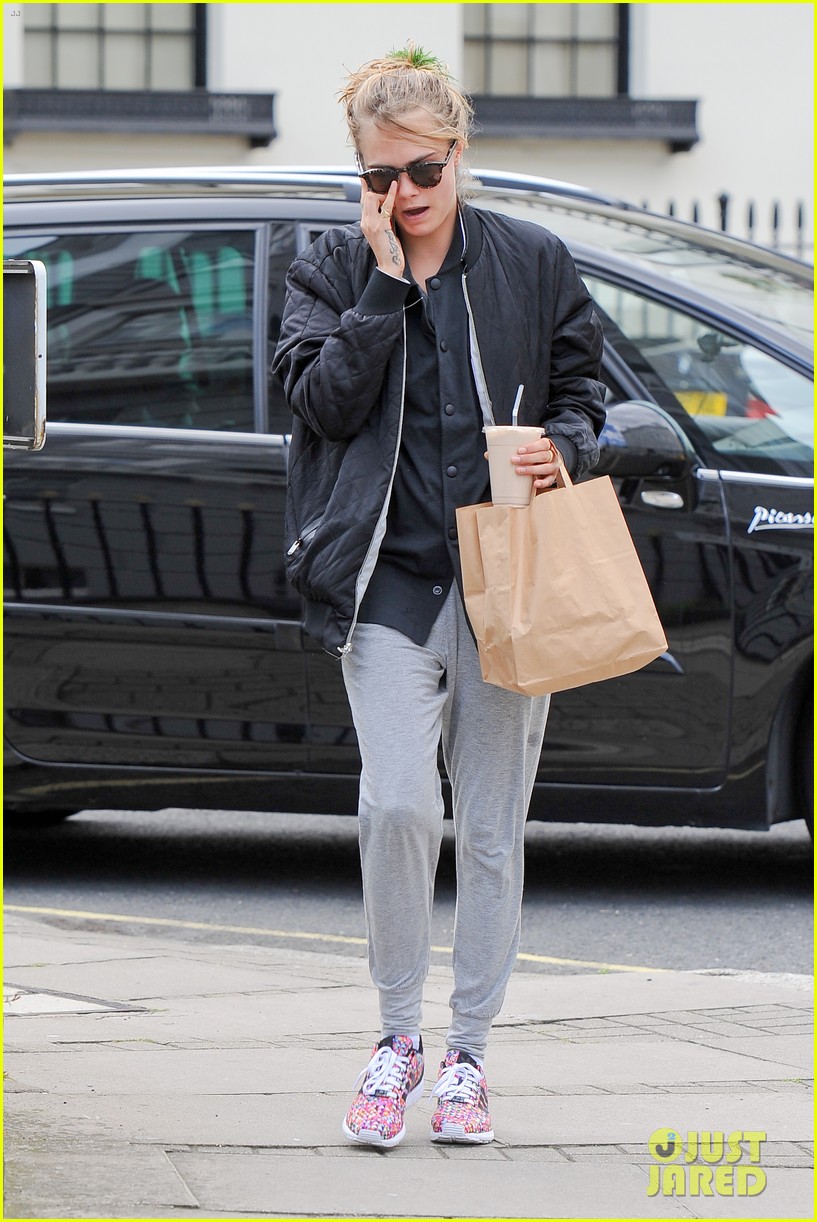 Cara Delevingne Goes Preppy for New Fall Mulberry Campaign: Photo ...