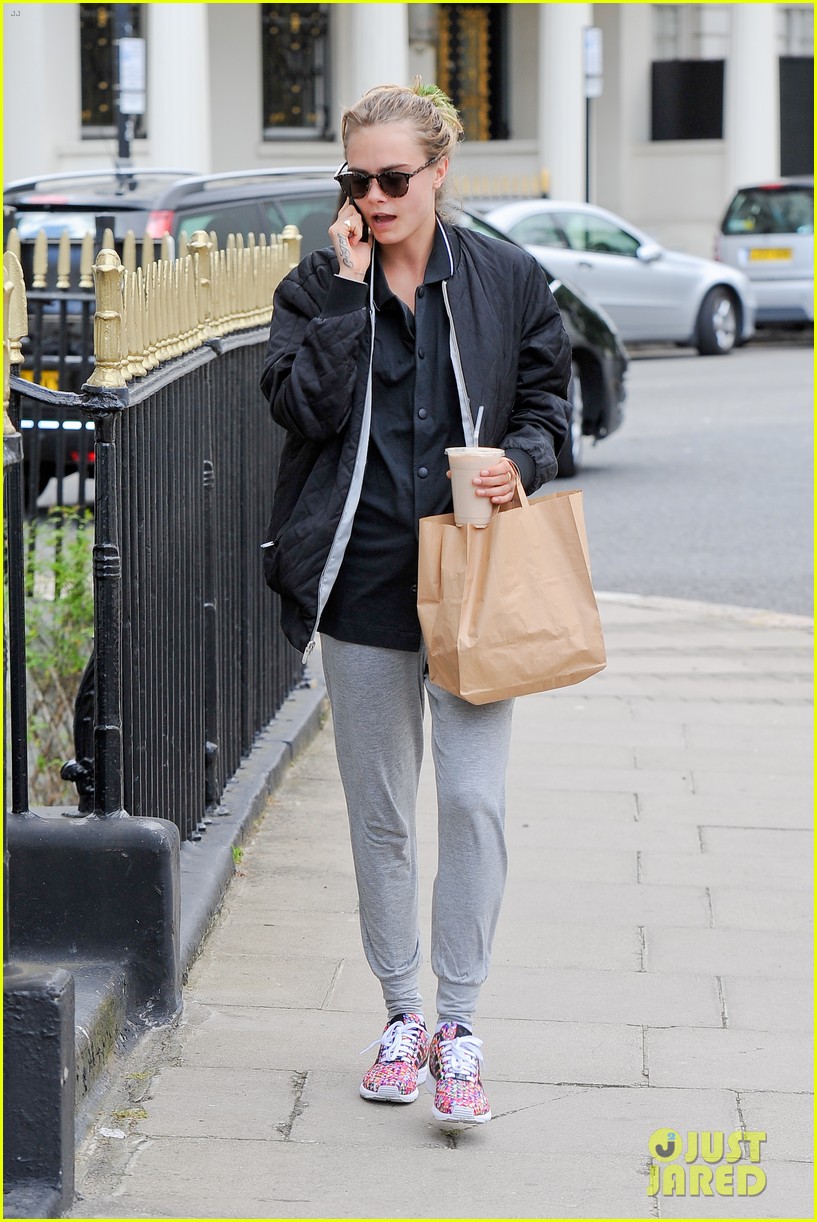 Cara Delevingne Goes Preppy for New Fall Mulberry Campaign: Photo ...