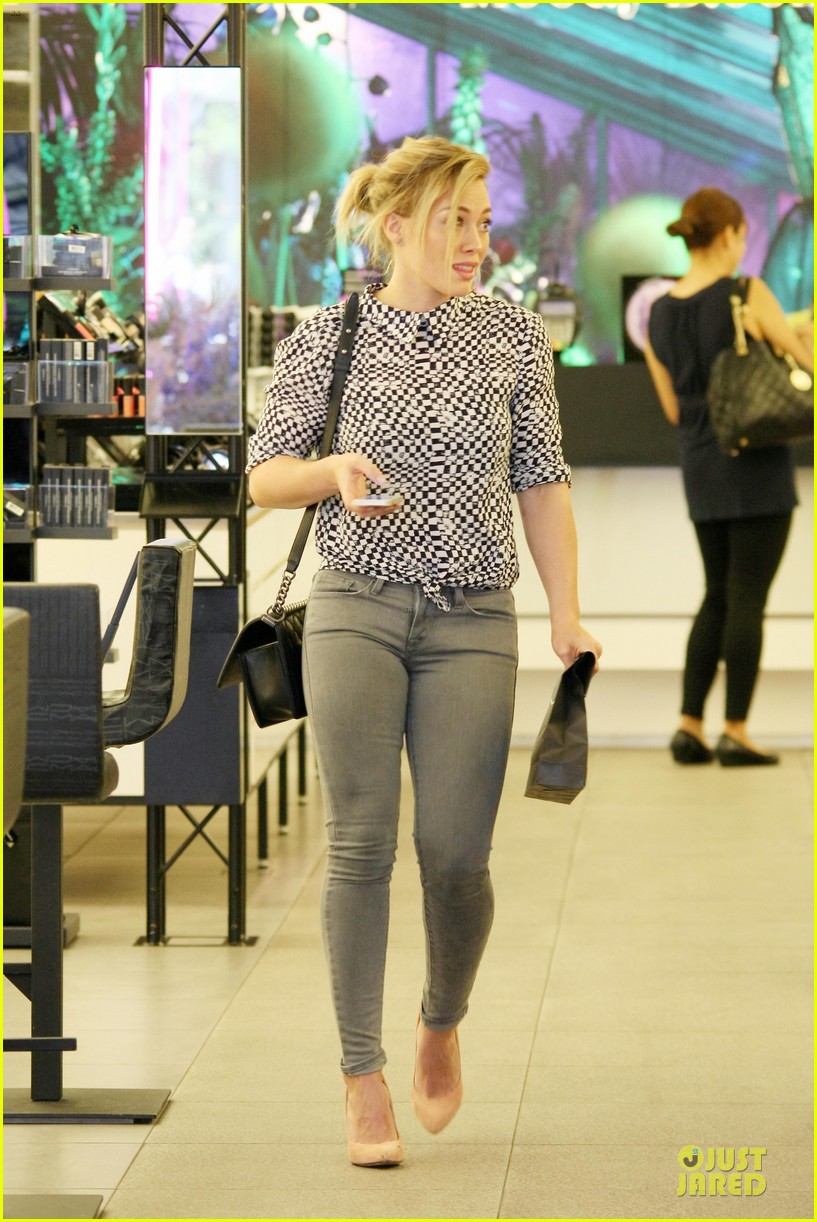 Hilary Duff Wears Grey Skinny Jeans to Show Off Fit Figure: Photo ...