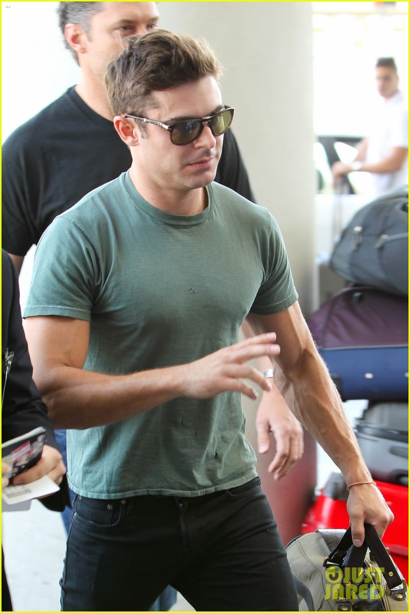 Zac Efron's Muscles Can't Be Ignored at LAX Airport: Photo 3167435 ...