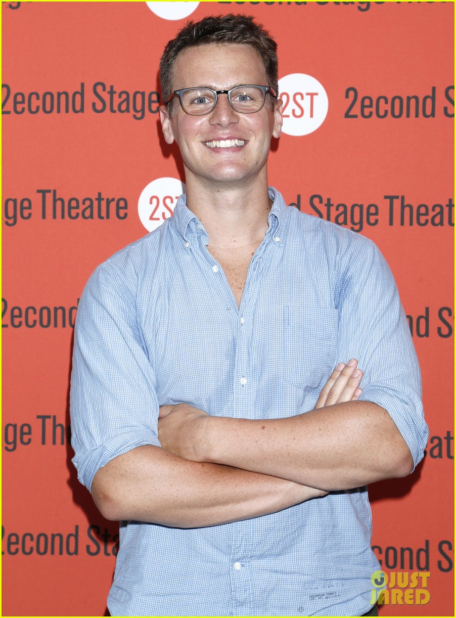 Jonathan Groff Reunites with his 'Looking' Co-Stars for 'Mala Hierba ...