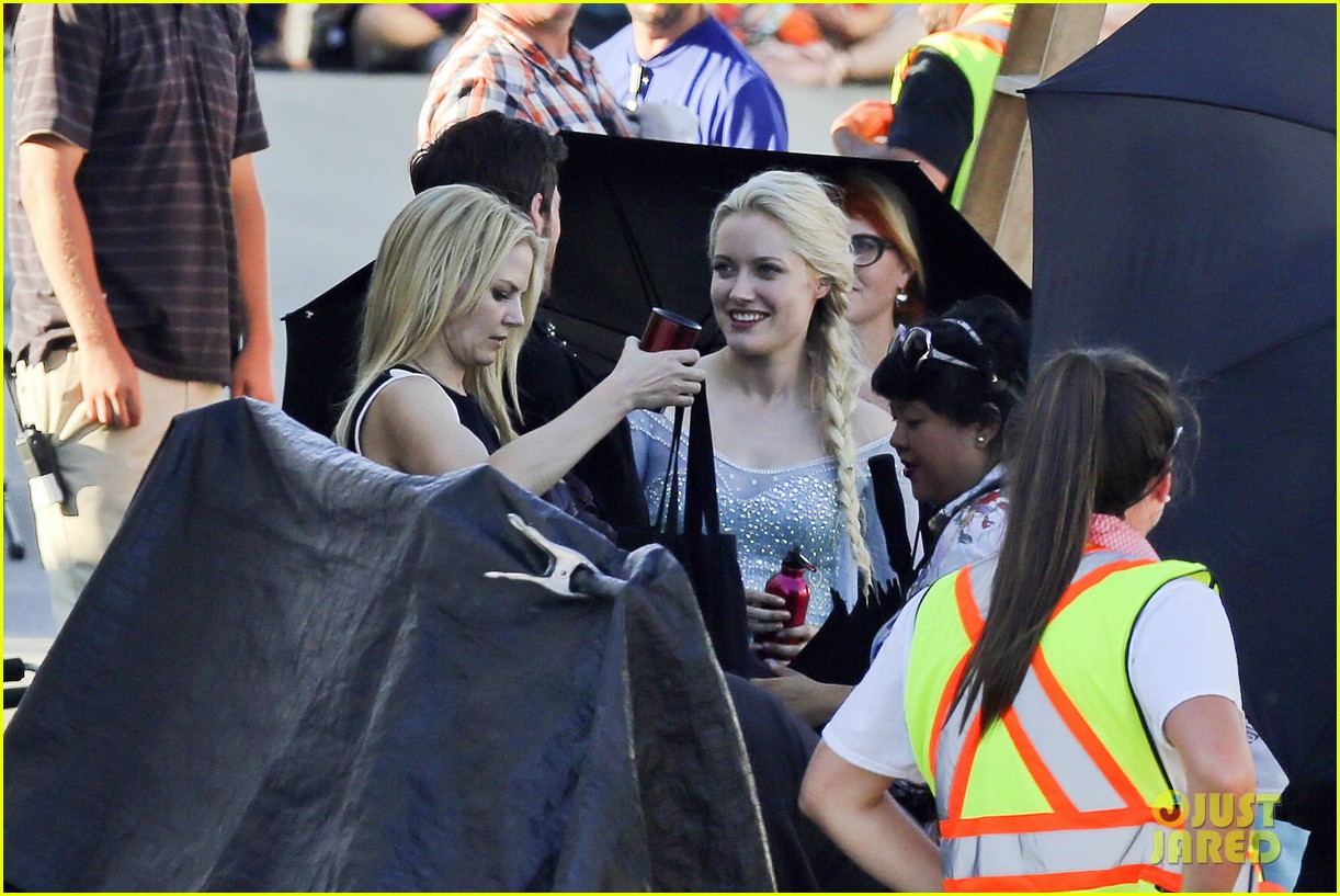First Pics of Georgina Haig as Frozen's Queen Elsa on 'Once' Set ...