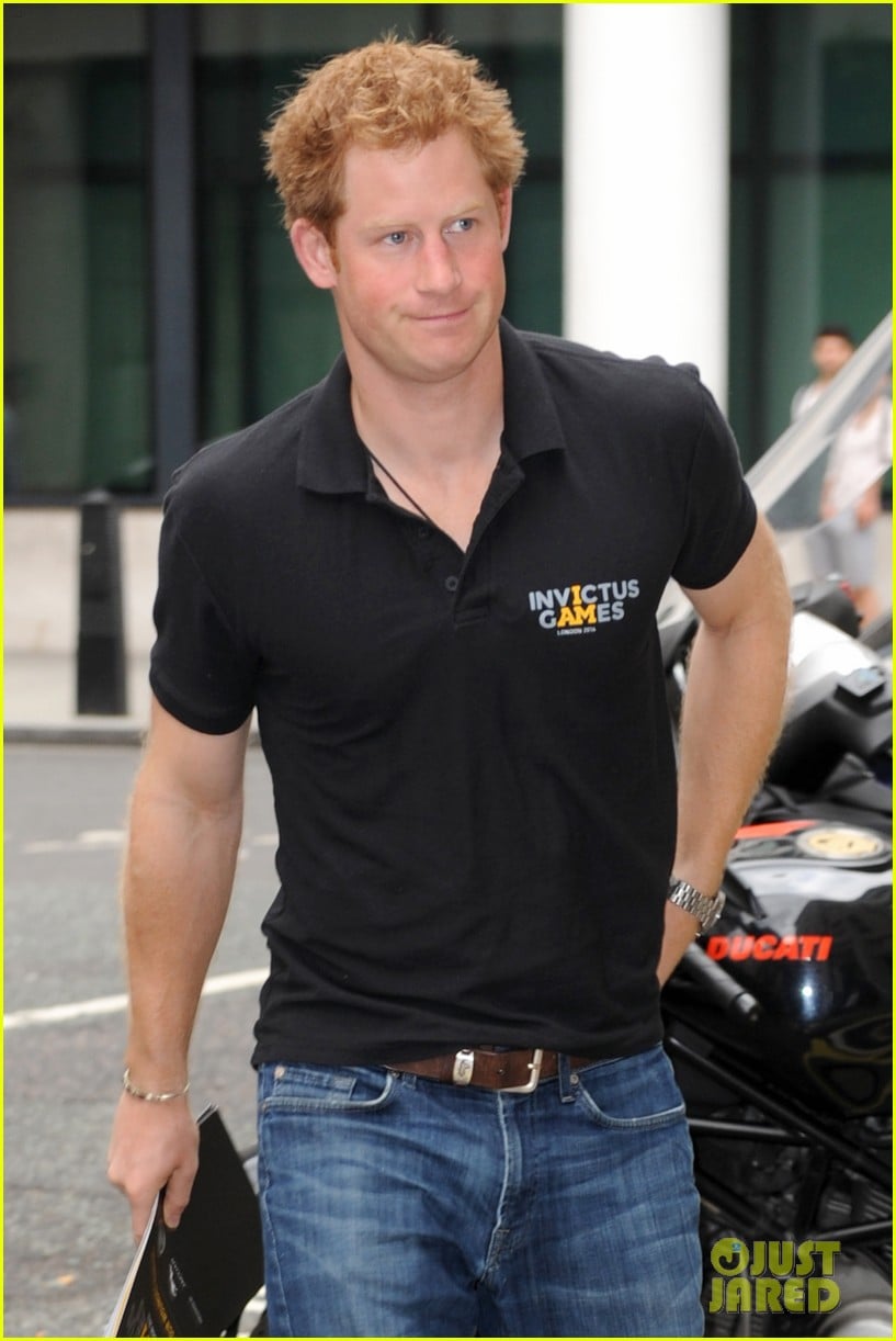 Prince Harry Makes One Lucky Girl's Day with a Mini Photo Shoot!: Photo ...