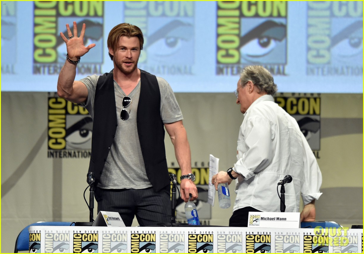 Chris Hemsworth & Mark Ruffalo Compare Biceps at Comic-Con!: Photo ...