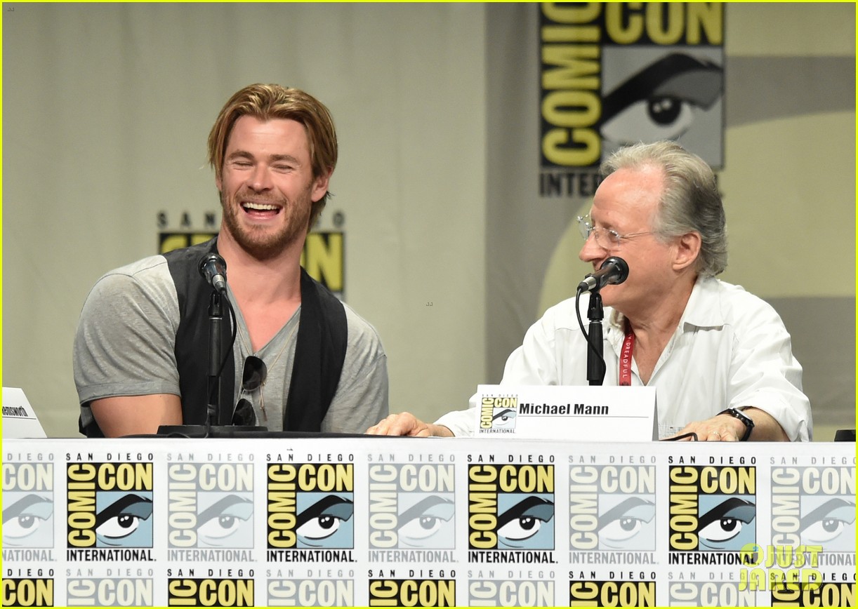 Chris Hemsworth & Mark Ruffalo Compare Biceps at Comic-Con!: Photo ...