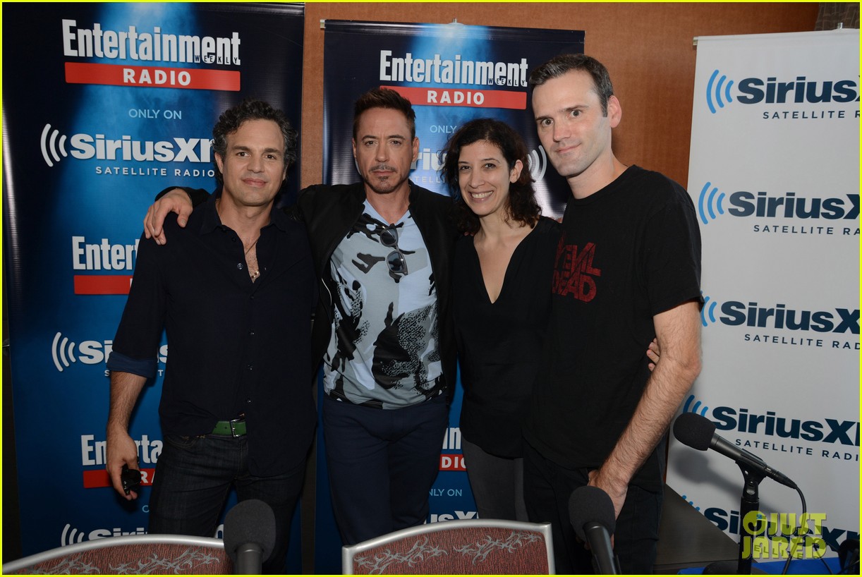 Chris Hemsworth & Mark Ruffalo Compare Biceps at Comic-Con!: Photo ...