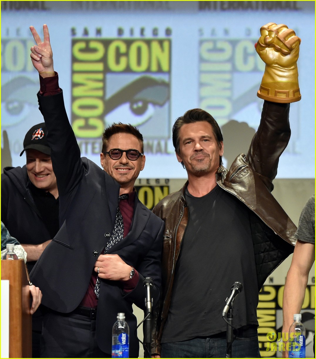 Chris Hemsworth & Mark Ruffalo Compare Biceps at Comic-Con!: Photo ...