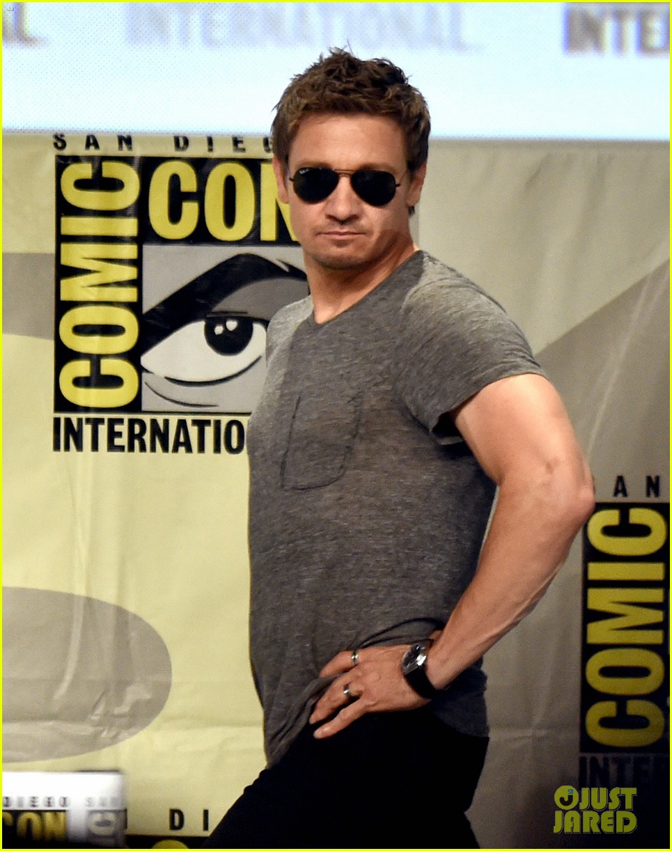 Chris Hemsworth & Mark Ruffalo Compare Biceps at Comic-Con!: Photo ...