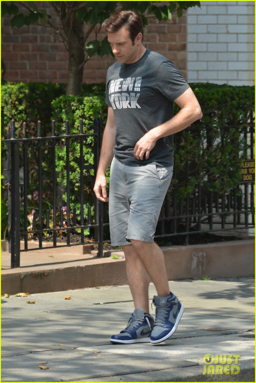 Jason Sudeikis & Alison Brie Look Tired After Filming Movie Scene for ...