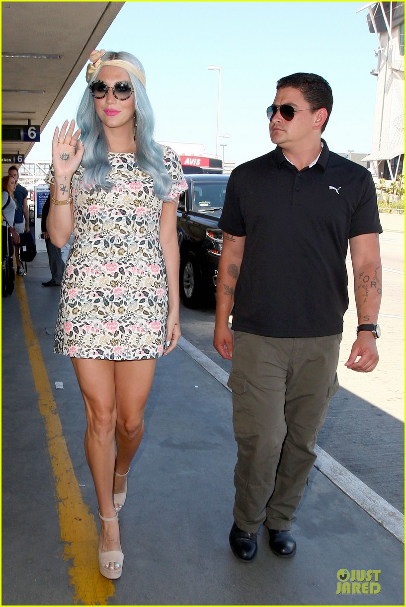 Kesha Rocks Newly Dyed Blue Hair at LAX: Photo 3161938 | Kesha Photos ...