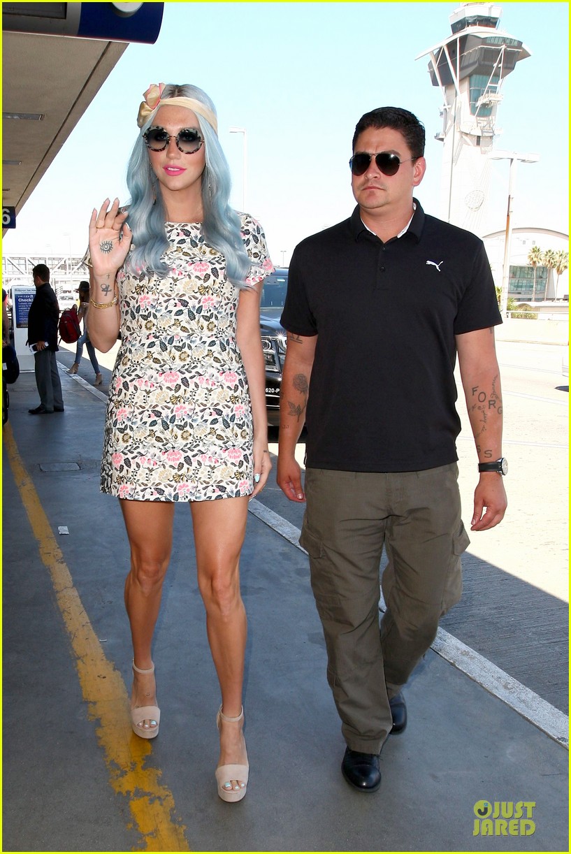 Kesha Rocks Newly Dyed Blue Hair at LAX: Photo 3161939 | Kesha Photos ...