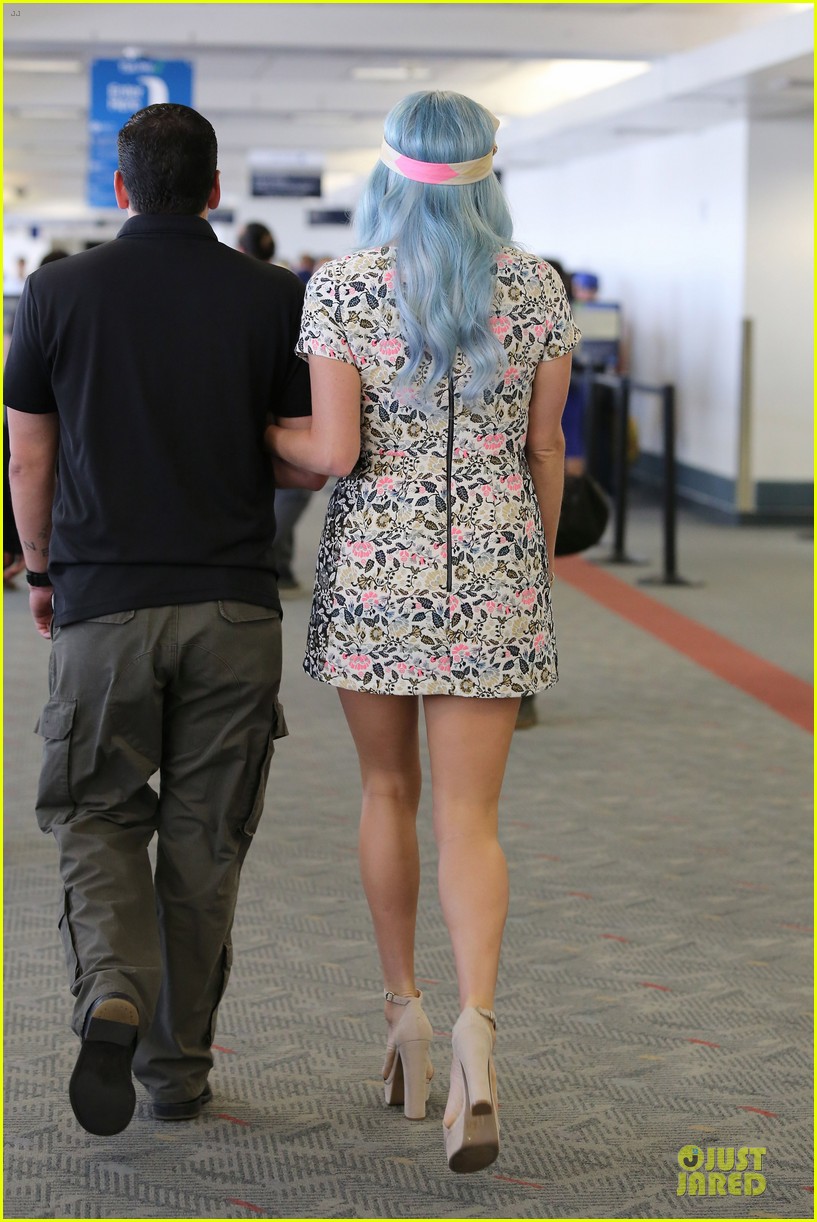 Kesha Rocks Newly Dyed Blue Hair at LAX: Photo 3161940 | Kesha Photos ...