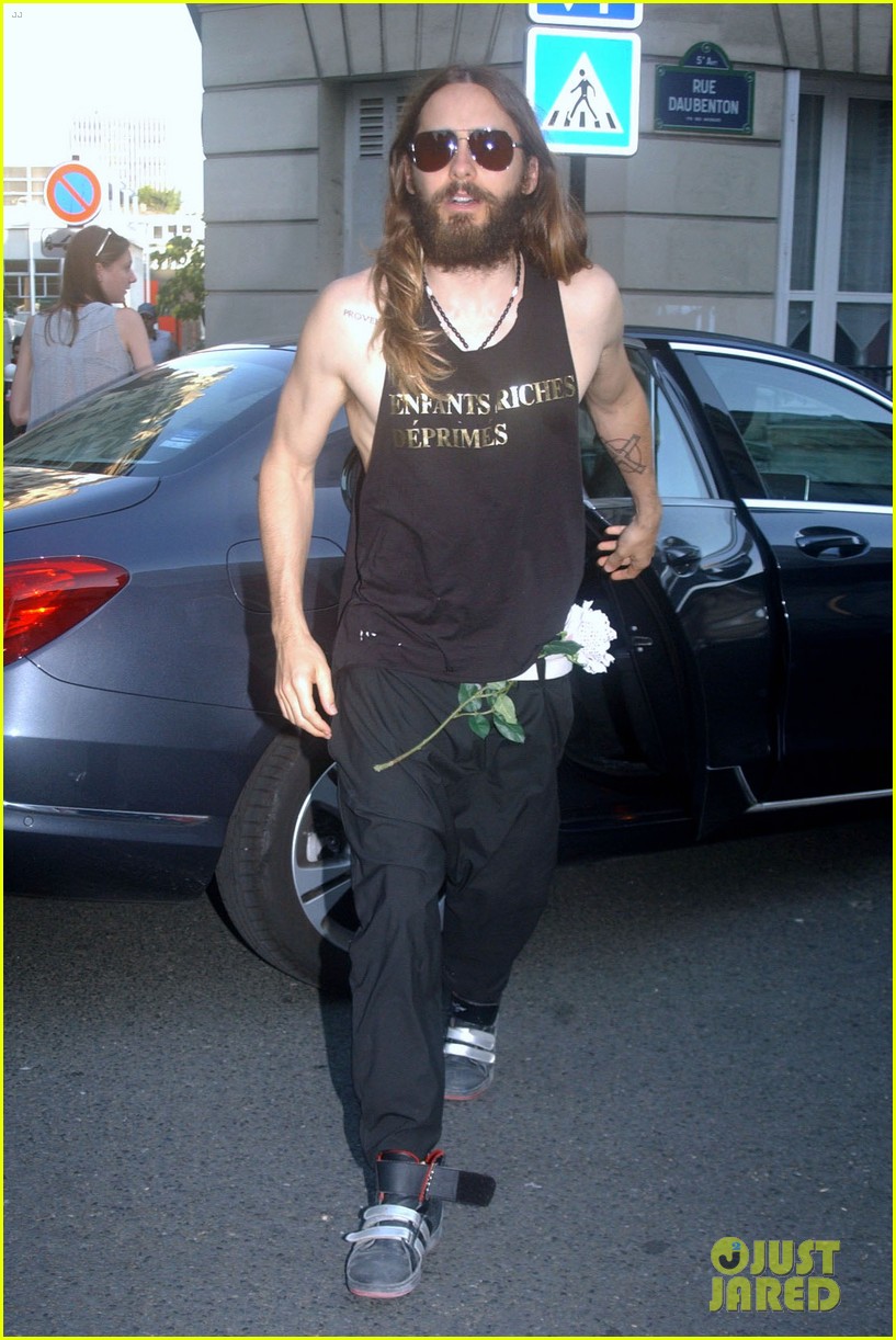 Jared Leto is Greeted By a Swarm of Fans Before Big 30 Seconds to Mars ...