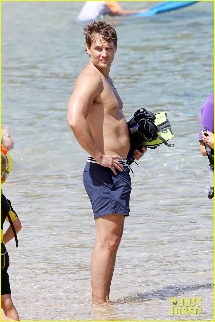 Odyssey's Peter Facinelli is One Buff Beach Dude in Hawaii!: Photo ...