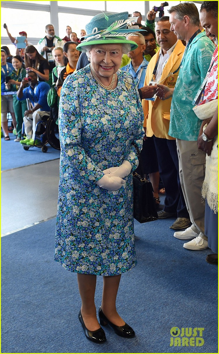 Queen Elizabeth Photobomed a Selfie Today - See the Cute & Funny Pic ...