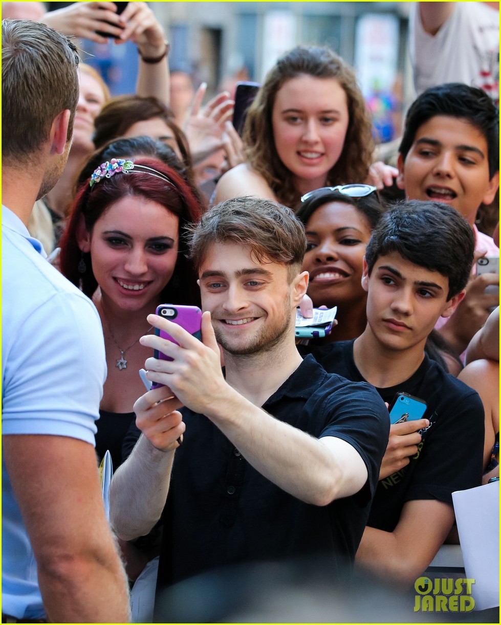 Daniel Radcliffe Makes Fans Day with Selfies!: Photo 3155062 | Daniel ...