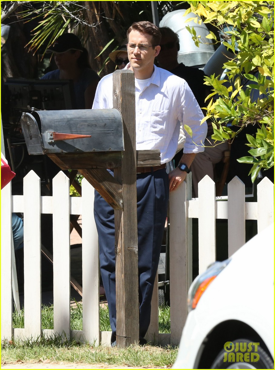 Ryan Reynolds Wraps Arm Around Katie Holmes on Set: Photo 3157616 ...