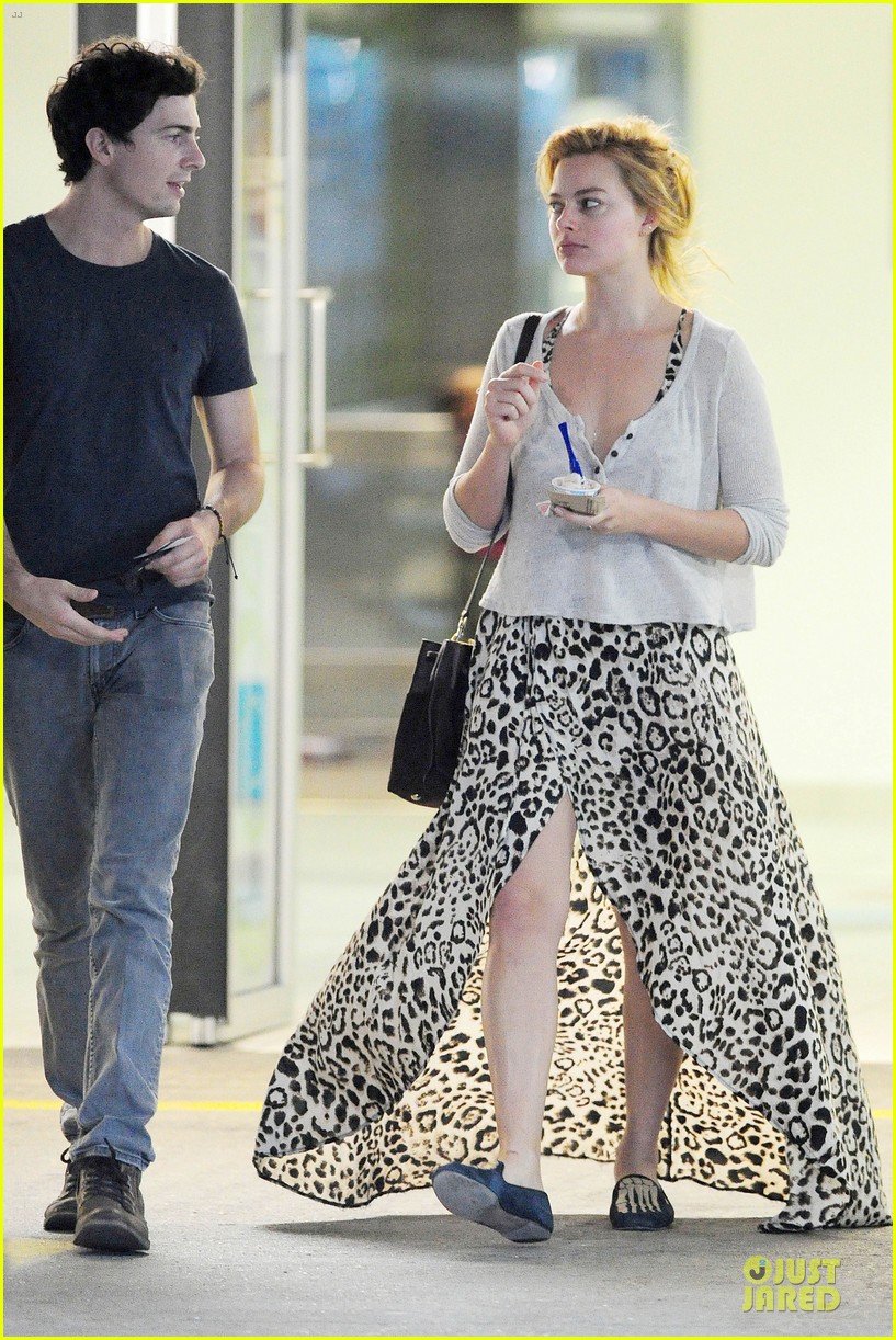 Margot Robbie Enjoys Movie & McDonalds in London!: Photo 3151273 ...