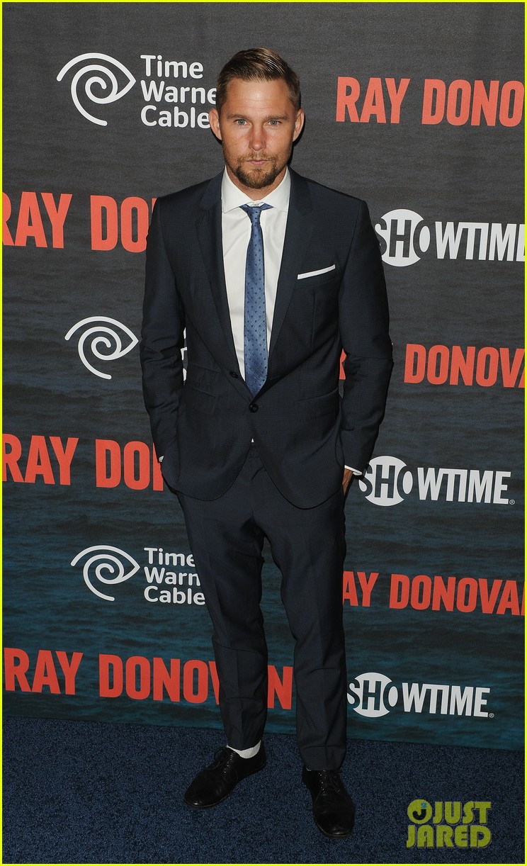 Photo: liev schreiber suits up for ray donovan season 2 premiere 14 ...