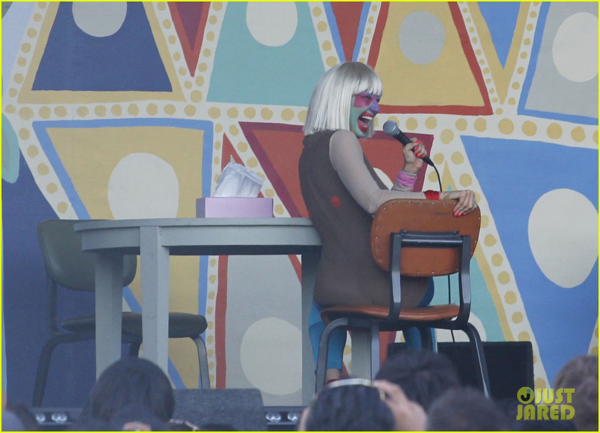 Sia Performs 'Chandelier' in Full Clown Makeup - Watch Now!: Photo ...