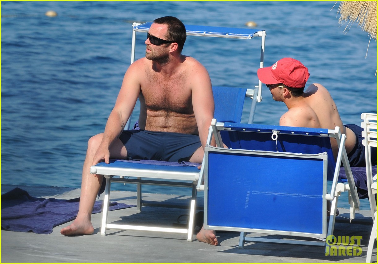 300: Rise of an Empire's Sullivan Stapleton Strips Down Shirtless For Ischia Beach Day!: Photo ...