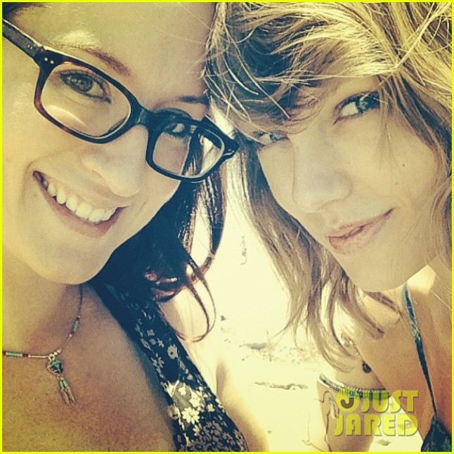 Taylor Swift Takes a Family Portrait with Emma Stone, Jaime King & More ...