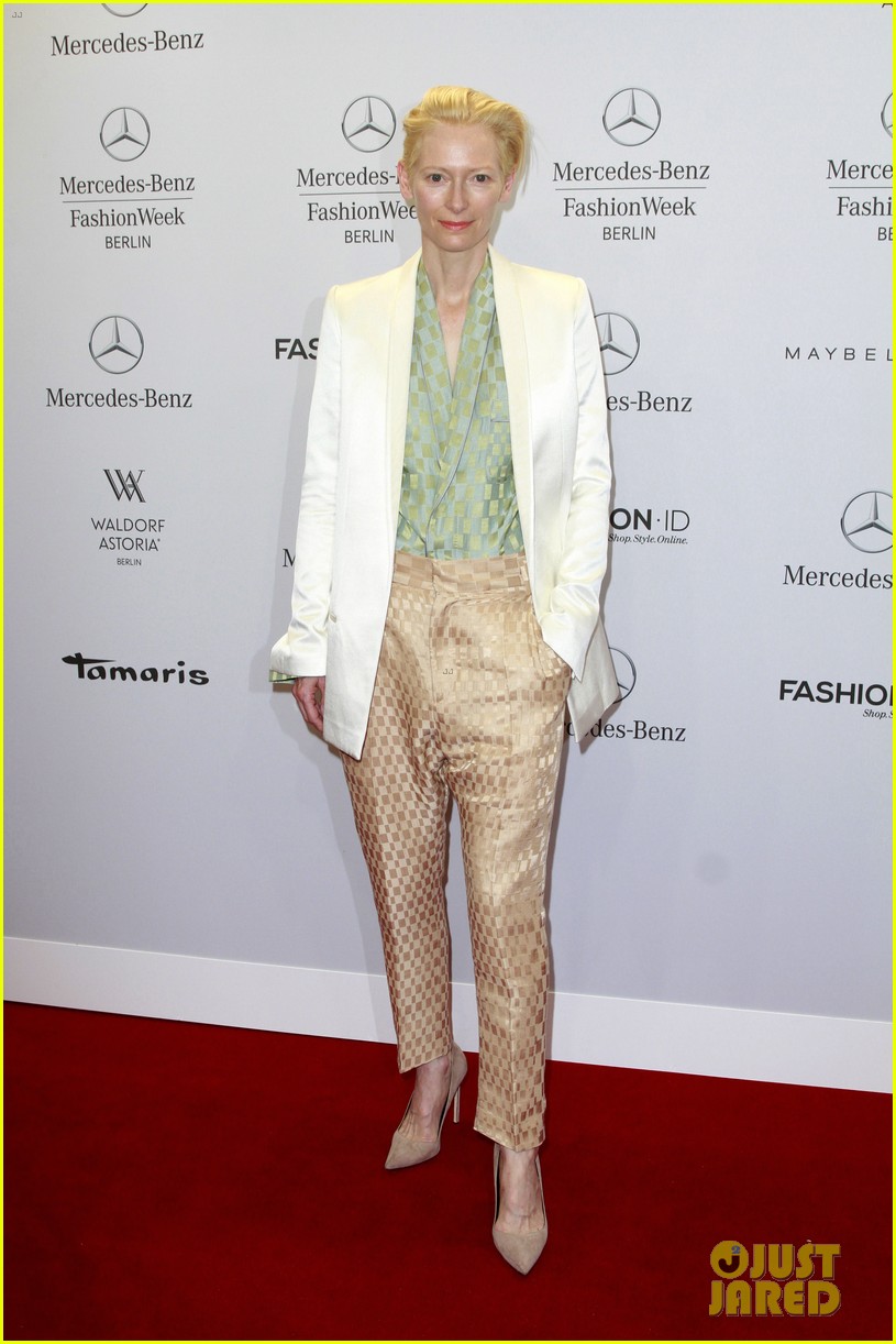 Tilda Swinton is a Sophisticated Lady at Roshi Porkar Fashion Show in ...
