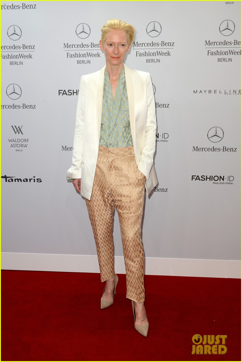 Tilda Swinton is a Sophisticated Lady at Roshi Porkar Fashion Show in ...