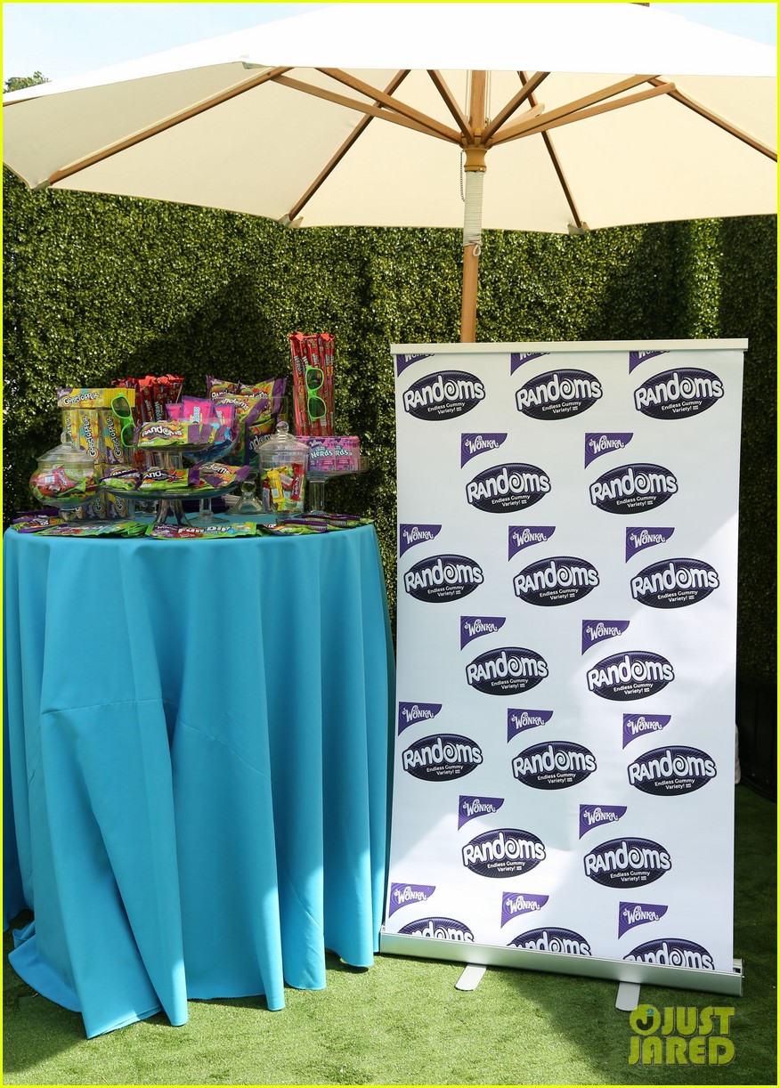 Game of Thrones' Maisie Williams Satisfies Her Sweet Tooth at Just ...