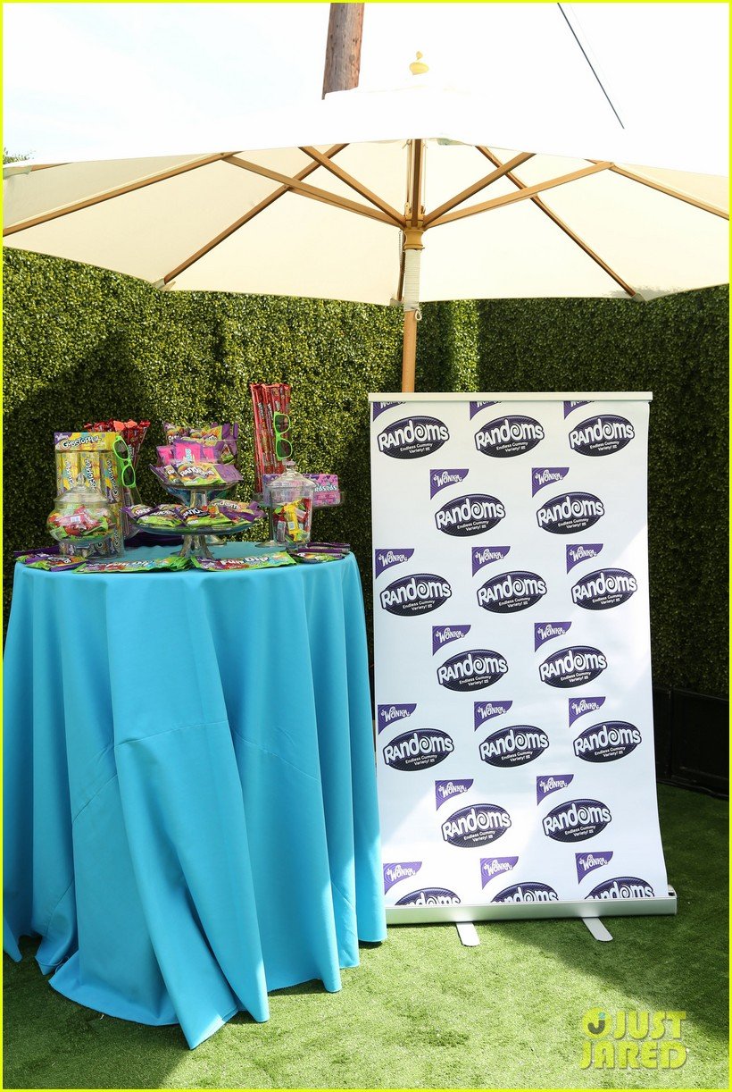 Game of Thrones' Maisie Williams Satisfies Her Sweet Tooth at Just ...