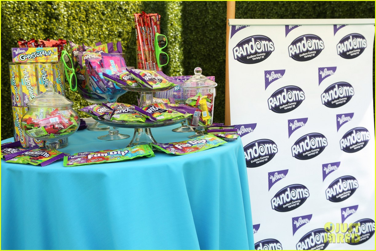 Game of Thrones' Maisie Williams Satisfies Her Sweet Tooth at Just ...