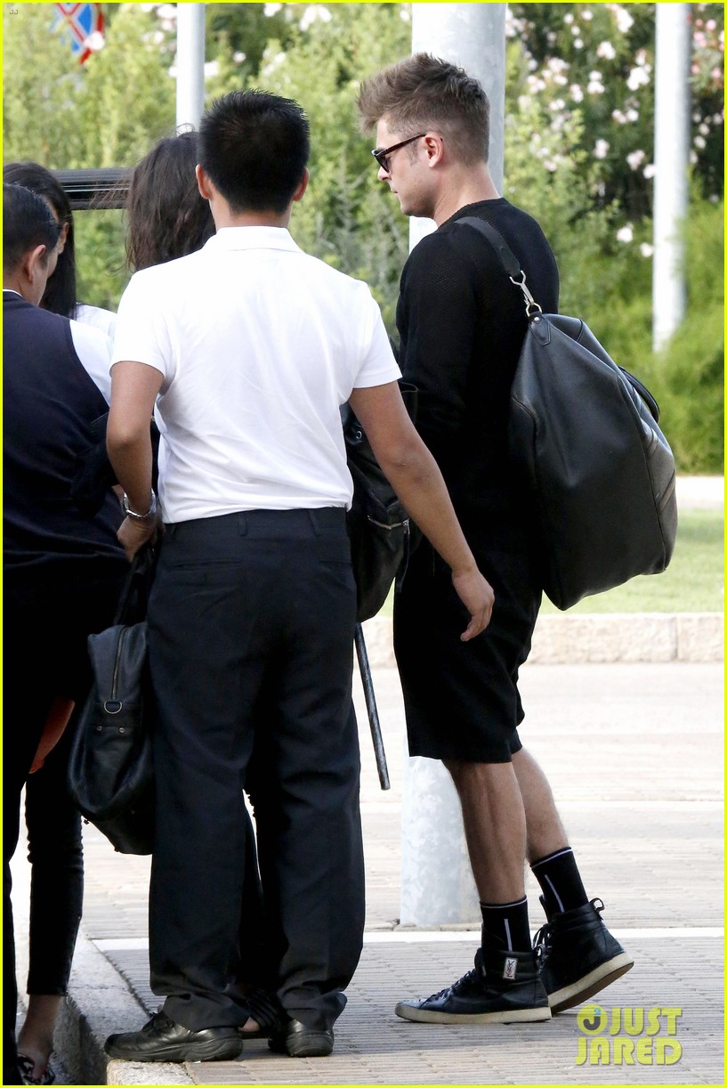 Zac Efron Eats a Bug Like it's No Big Deal in 'Running Wild With Bear ...