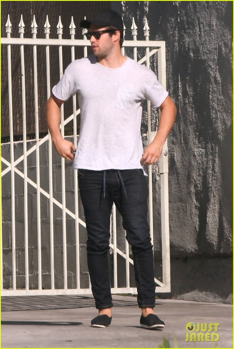 Revenge's Josh Bowman Enjoys His Summer Afternoon with Friends: Photo ...