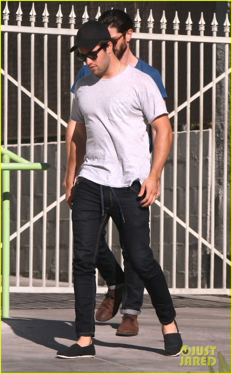 Revenge's Josh Bowman Enjoys His Summer Afternoon with Friends: Photo ...