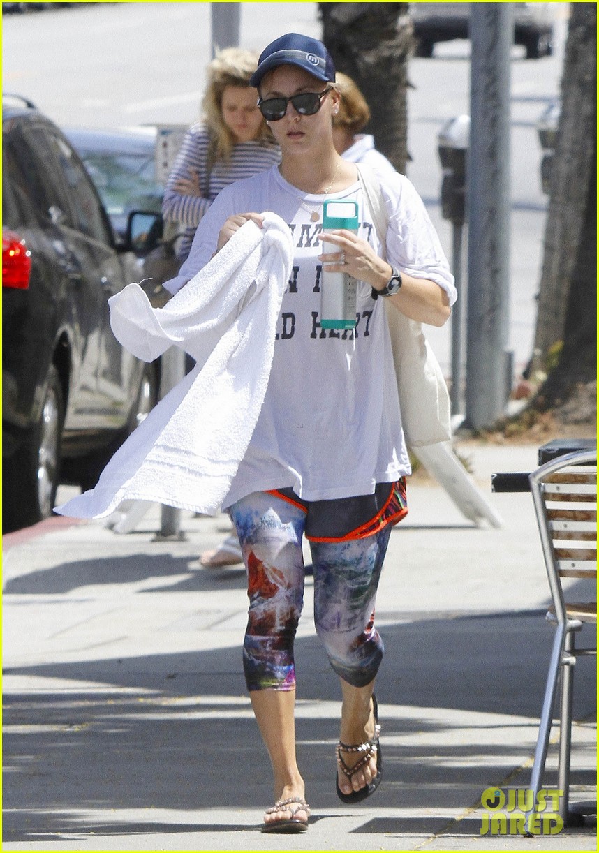 Kaley Cuoco Runs Out of Yoga with a Towel Around Her Neck: Photo ...