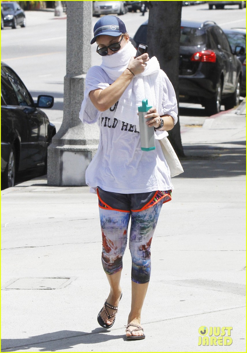Kaley Cuoco Runs Out of Yoga with a Towel Around Her Neck: Photo ...