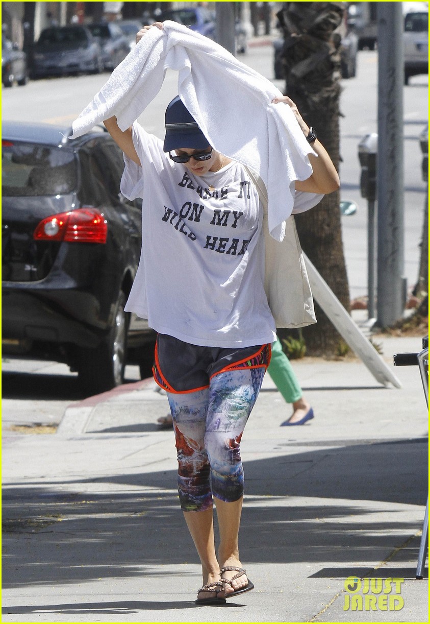 Kaley Cuoco Runs Out of Yoga with a Towel Around Her Neck: Photo ...