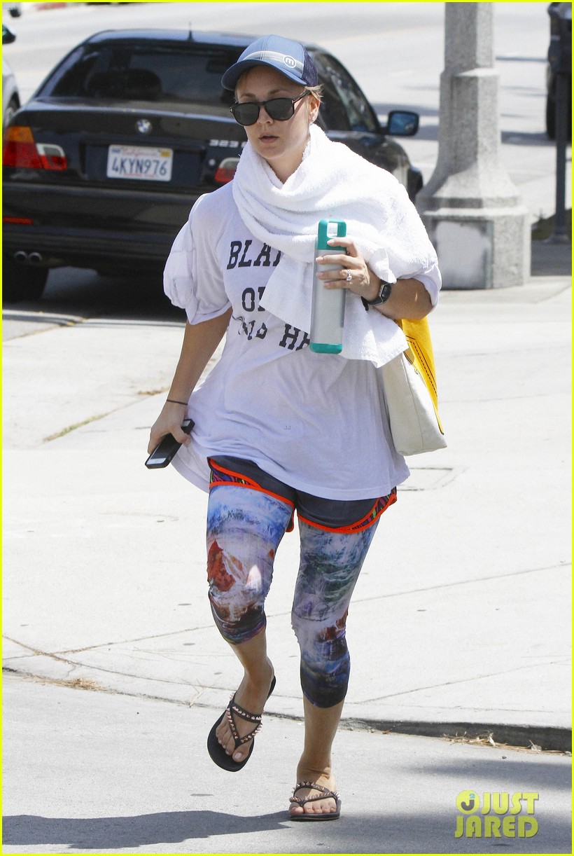 Kaley Cuoco Runs Out of Yoga with a Towel Around Her Neck: Photo ...