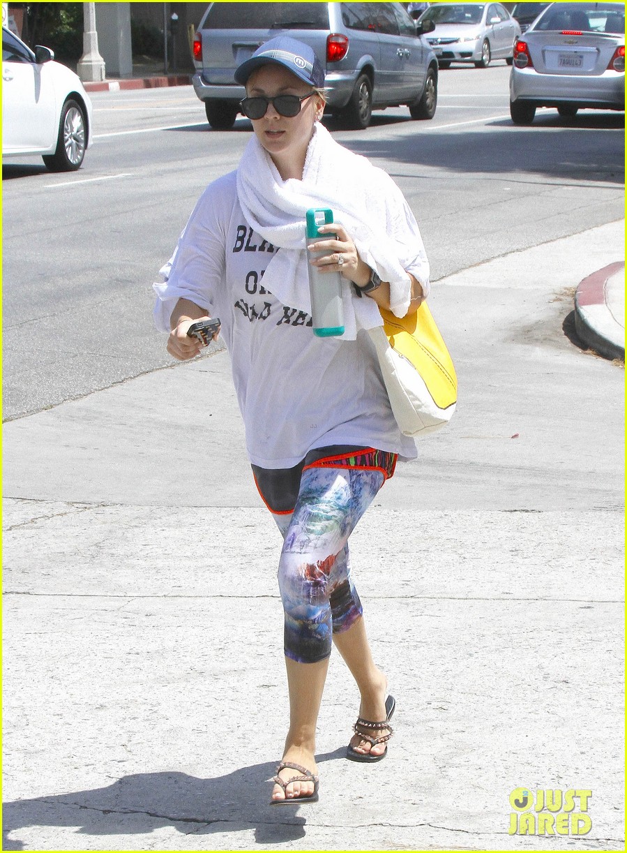 Kaley Cuoco Runs Out of Yoga with a Towel Around Her Neck: Photo ...